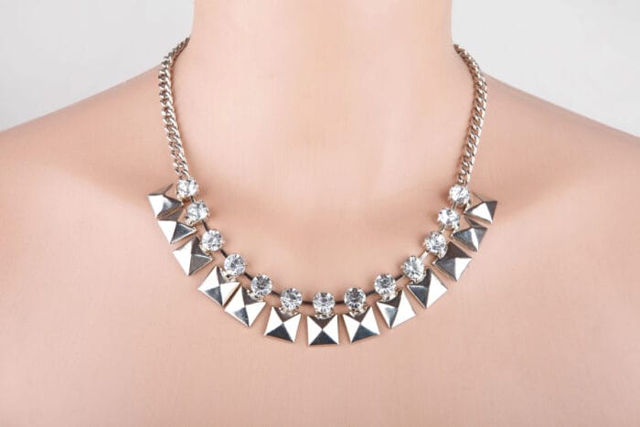 Collier tendance 2025 : modèles, conseils, nouveautés à adopter